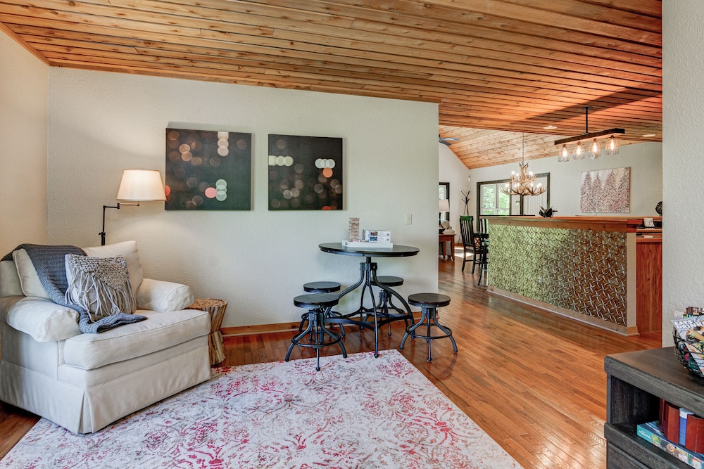 Asheville Town Cabin By Carolina Mornings | Rec Room, Hot Tub♨️ +Biltmore Pass - Weaverville, NC