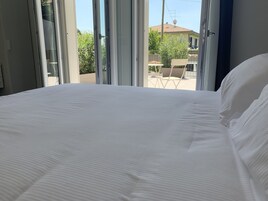 Quarto Duplo Comfort, terraço | Roupa de alta qualidade, edredões de penas, camas de colchão pillowtop 