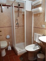 Apartamento, no rés do chão | Casa de banho | Um polibã, um bidé, toalhas fornecidas 