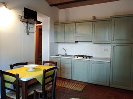 Apartamento, no rés do chão | Cozinha privada | Um frigorífico/congelador grande, utensílios de cozinha