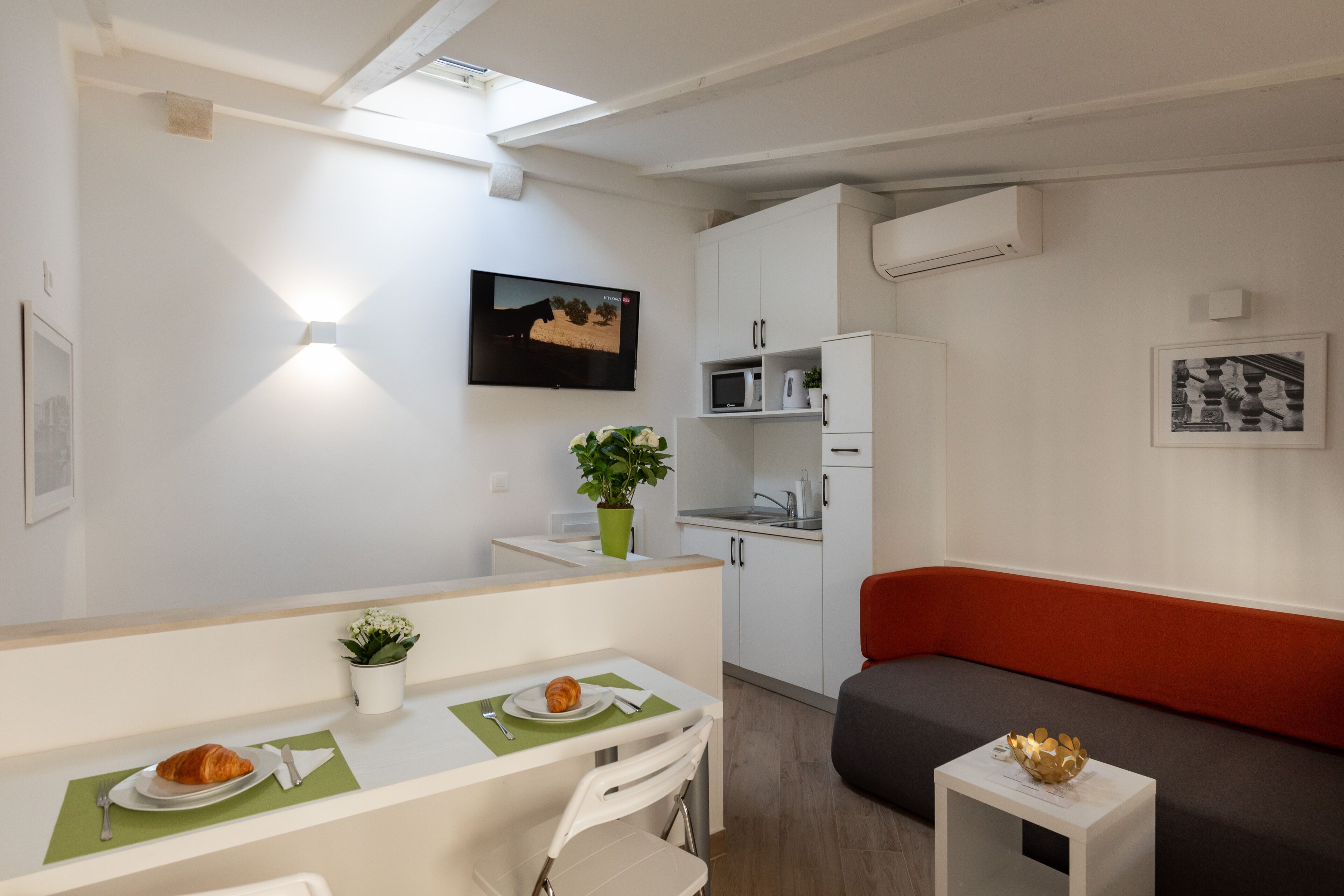 Apartamento (One Bedroom Apartment with Terrace) | Sala de estar | TV de tela plana 25 polegadas com canais via satélite, TV