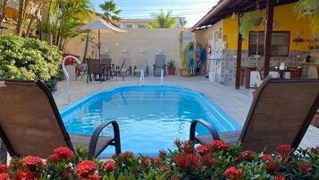 Piscina exterior, guarda-sóis, espreguiçadeiras