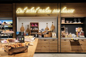 Pequeno-almoço tipo buffet diário mediante uma taxa 