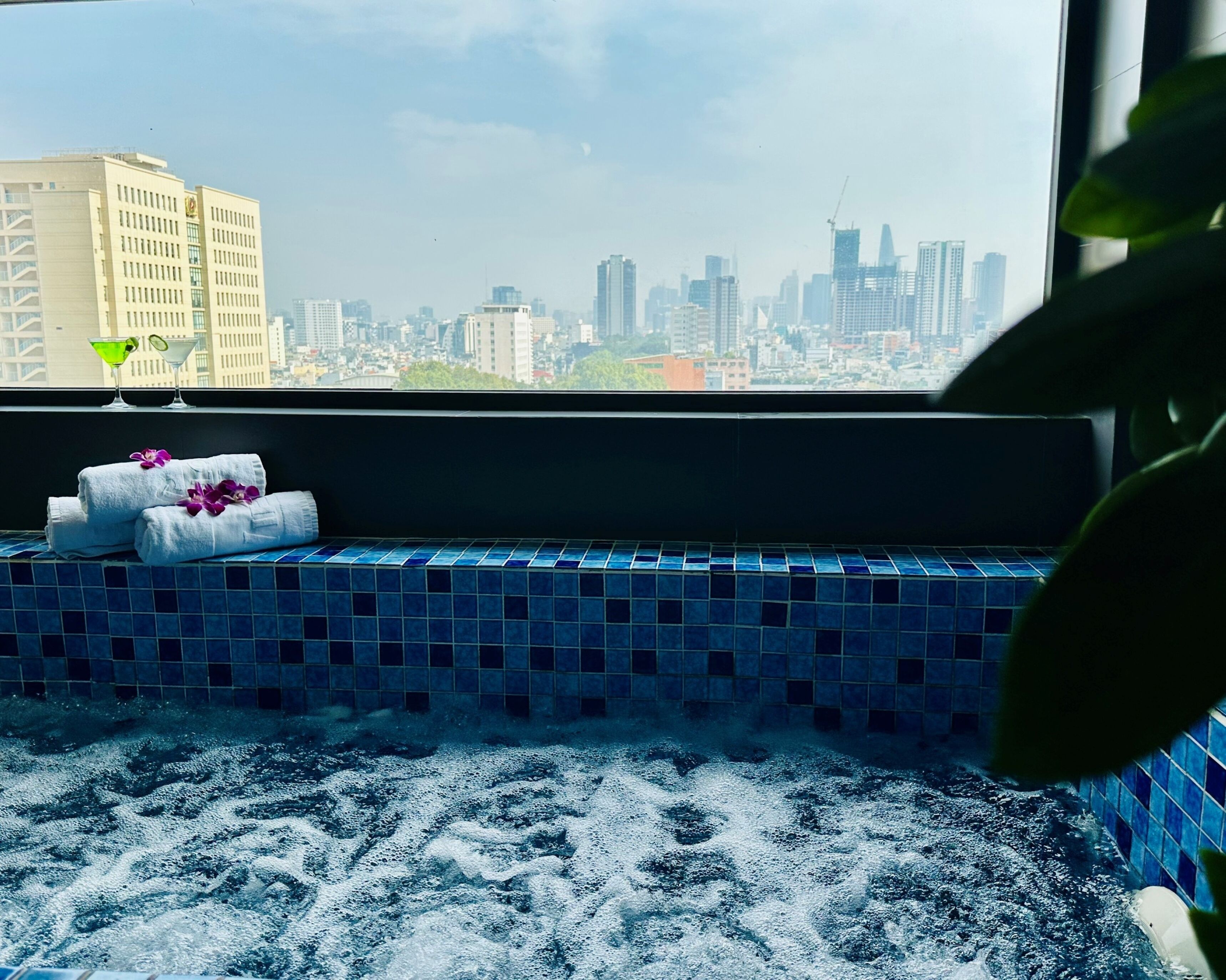 Frigobar, cofres nos quartos, escrivaninha, cortinas blackout