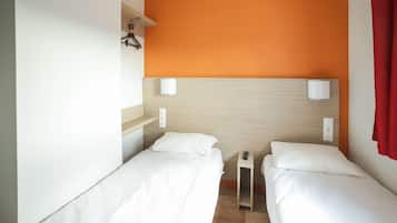 Quarto standard, várias camas | Cortinas blackout, Wi-Fi de cortesia, roupa de cama