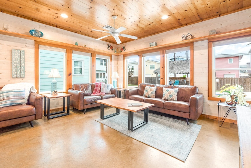 Ruby Tuesday Cottage! Community Pool! Downtown Pa! - Port Aransas, TX