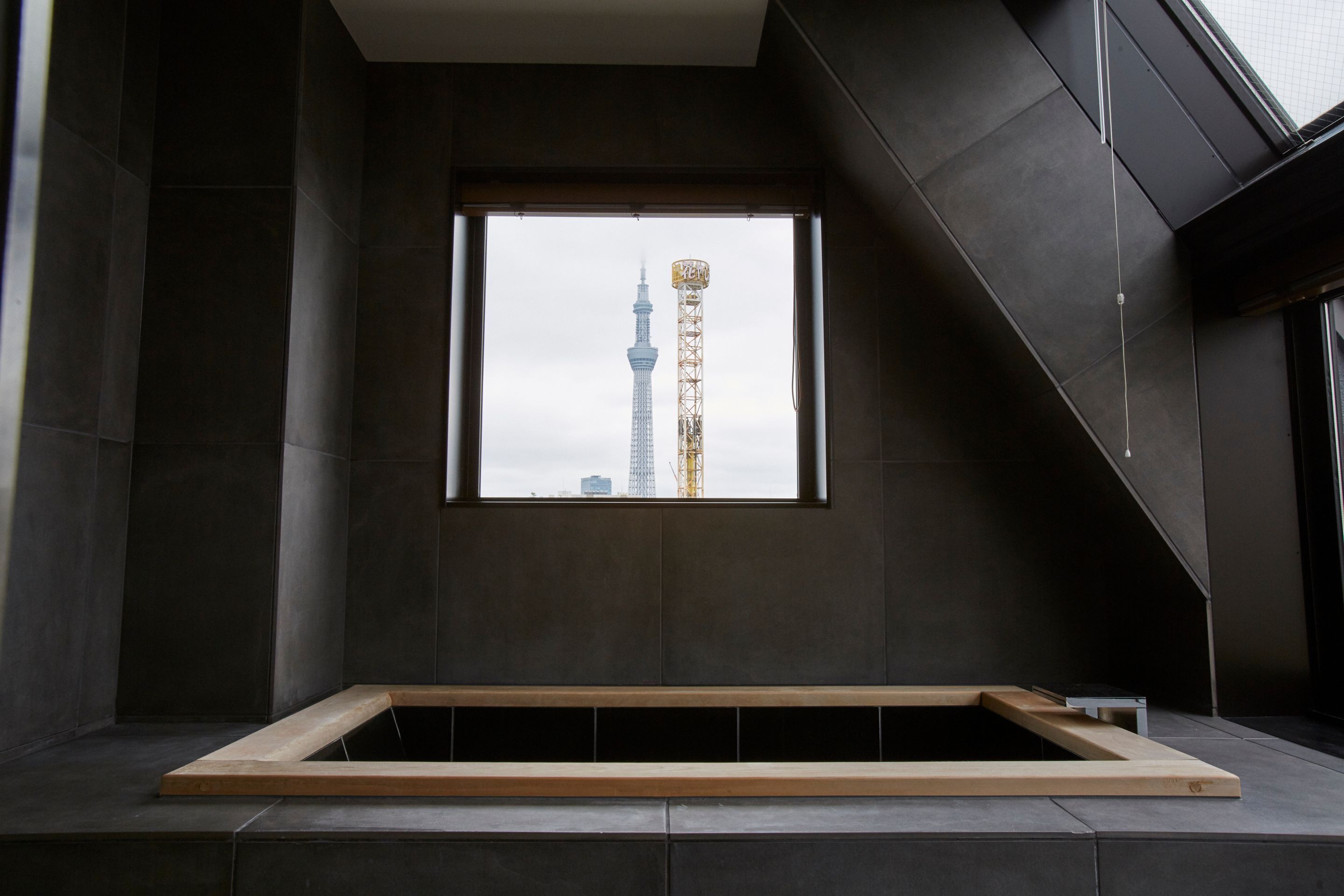 Penthouse, 1 cama king-size, não fumadores (Suite) | Casa de banho | Uma combinação polibã/banheira, artigos de higiene pessoal grátis 