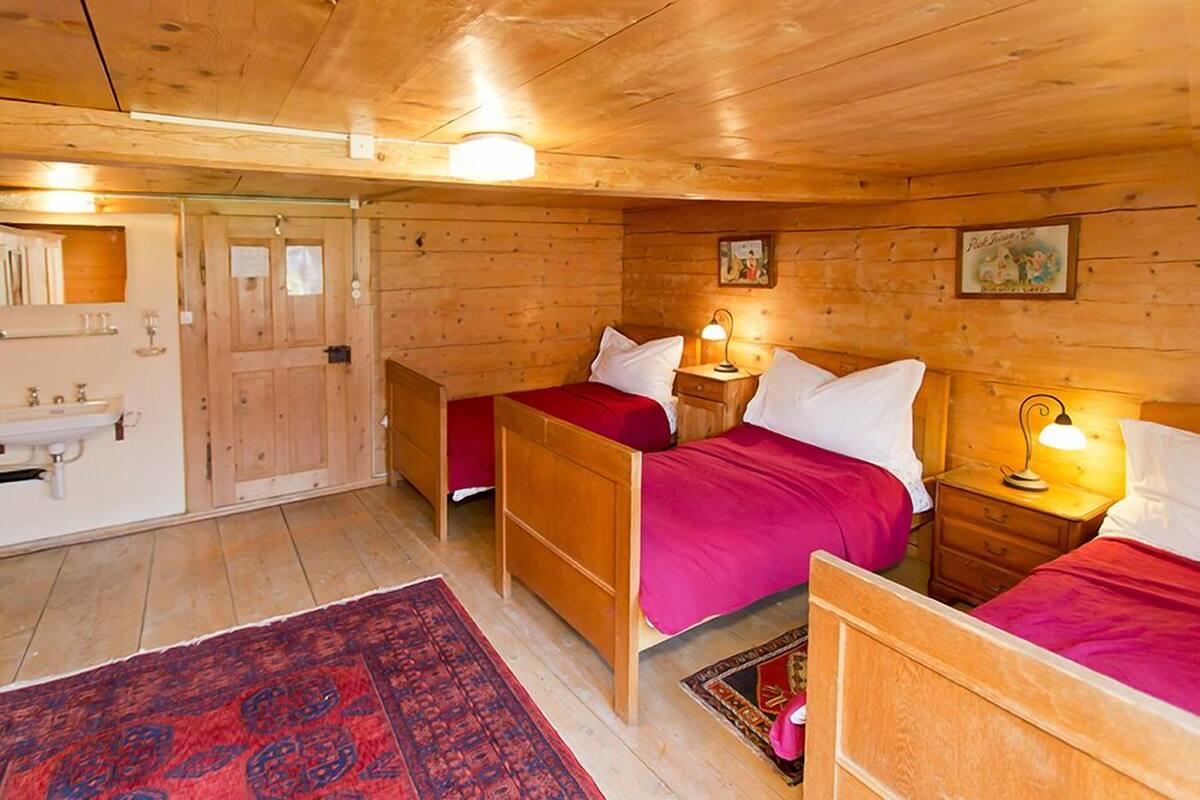 Quarto Triplo Tradicional, casa de banho partilhada | Wi-fi grátis, roupa de cama fornecida