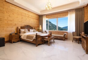 Family suite Room | Roupa hipoalergénica, cofre no quarto, com decoração personalizada 