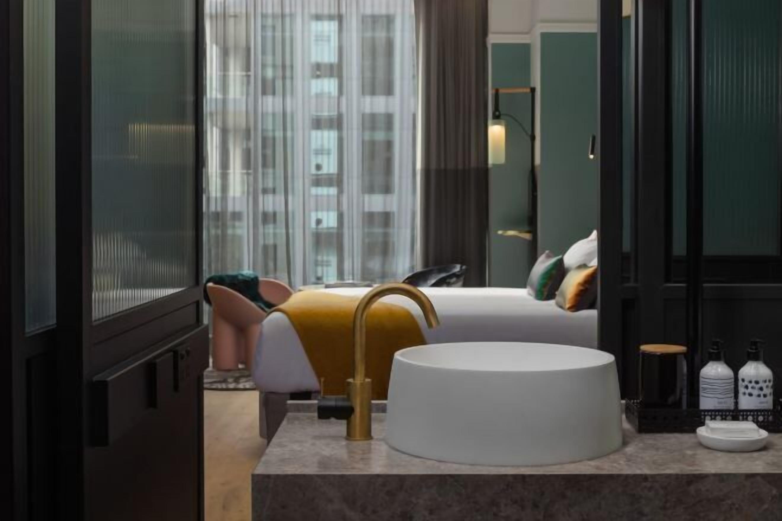 Minibar, cofre no quarto, com mobília individualizada 