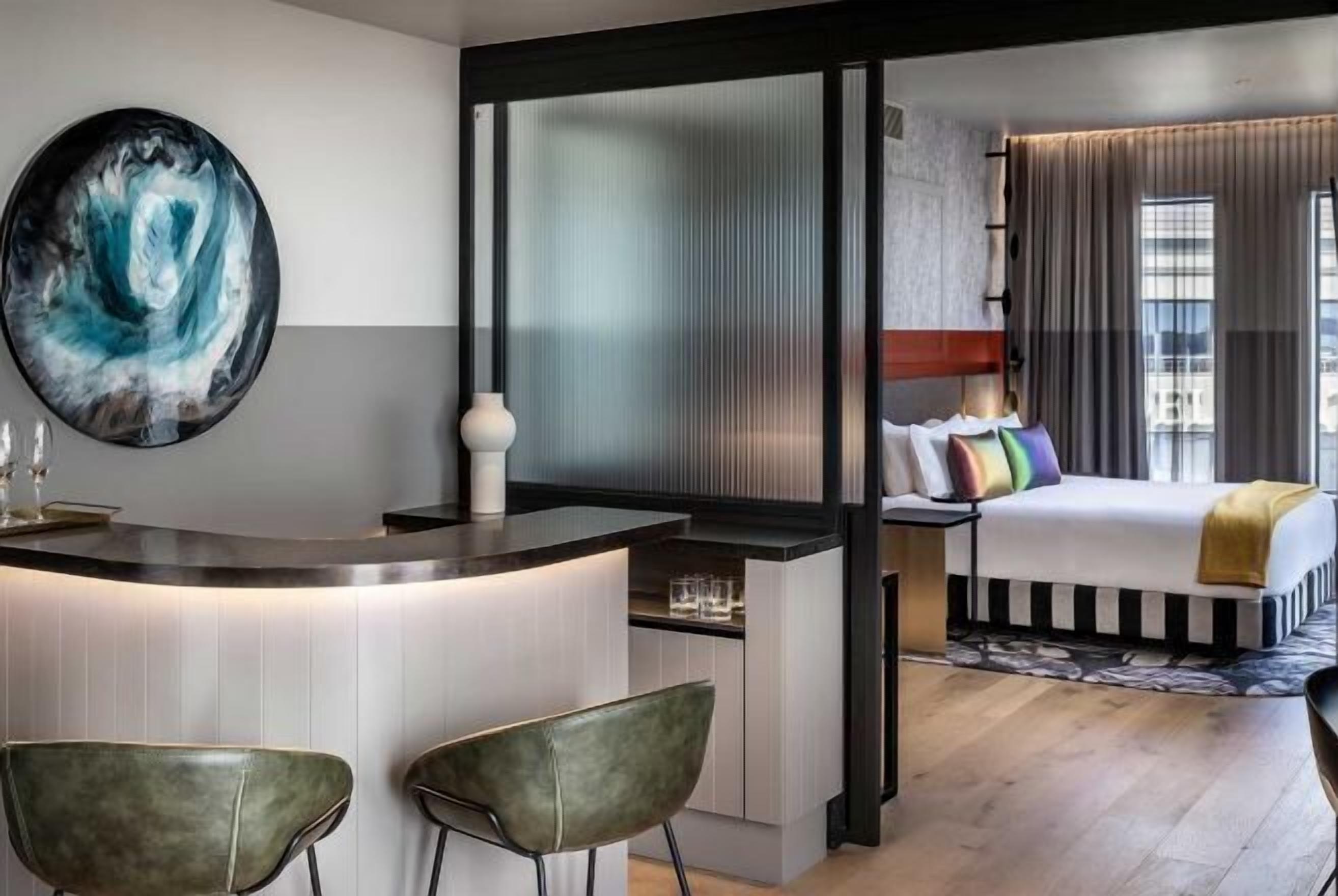 Minibar, cofre no quarto, com mobília individualizada 