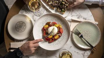 Pequenos-almoços, almoços, jantares servidos, cozinha italiana