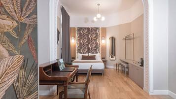 Quarto Superior | Minibar, cofre no quarto, secretária, cortinas/cortinados opacos