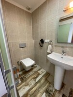 Quarto Deluxe | Casa de banho | Um polibã, artigos de higiene pessoal grátis, um secador de cabelo 