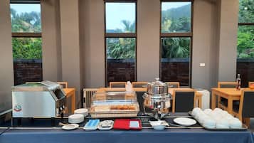 Café da manhã com pratos da culinária local grátis todos os dias