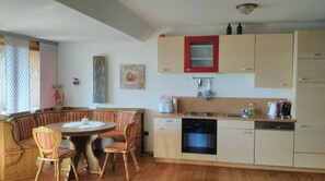 Apartamento (Julia) | Cozinha privada | Um frigorífico, um forno, uma placa de cozinha 