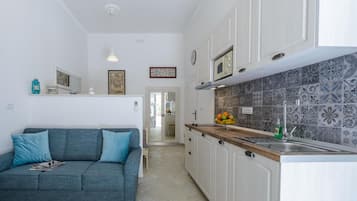 Estúdio (Studio Apartment) | Cozinha americana privada | Geladeira, micro-ondas, cooktop, cafeteira/chaleira