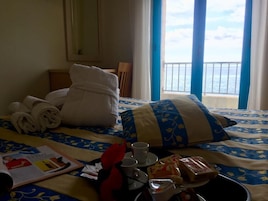 Quarto quádruplo, vista para o mar | Cofres nos quartos, escrivaninha, espaço de trabalho para notebook