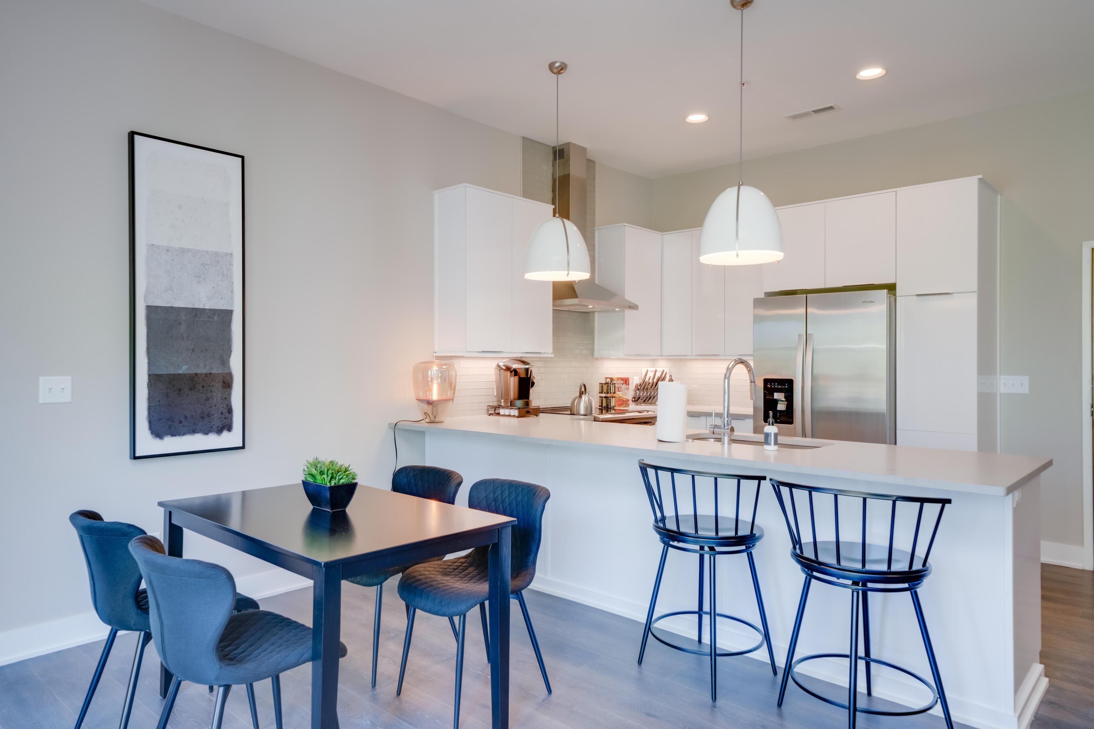 Apartamento, 2 quartos | Cozinha privada | Uma cafeteira/bule, um frigorífico/congelador grande, um micro-ondas 