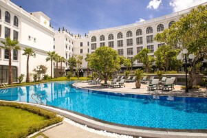 Piscina externa, funciona das 6h às 22h, guarda-sóis, espreguiçadeiras