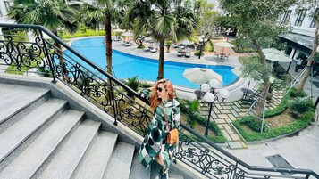 Piscina exterior, da(s) 6:00 à(s) 22:00, guarda-sóis, espreguiçadeiras 