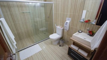 Suíte luxo, para não fumantes, vista para o mar | Banheiro | Chuveiro, secador de cabelo, toalhas de banho