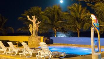 Piscina externa, funciona das 9h às 21h, espreguiçadeiras