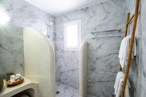 Quarto Duplo Deluxe (Apollon) | Casa de banho | Um secador de cabelo, chinelos, toalhas fornecidas 