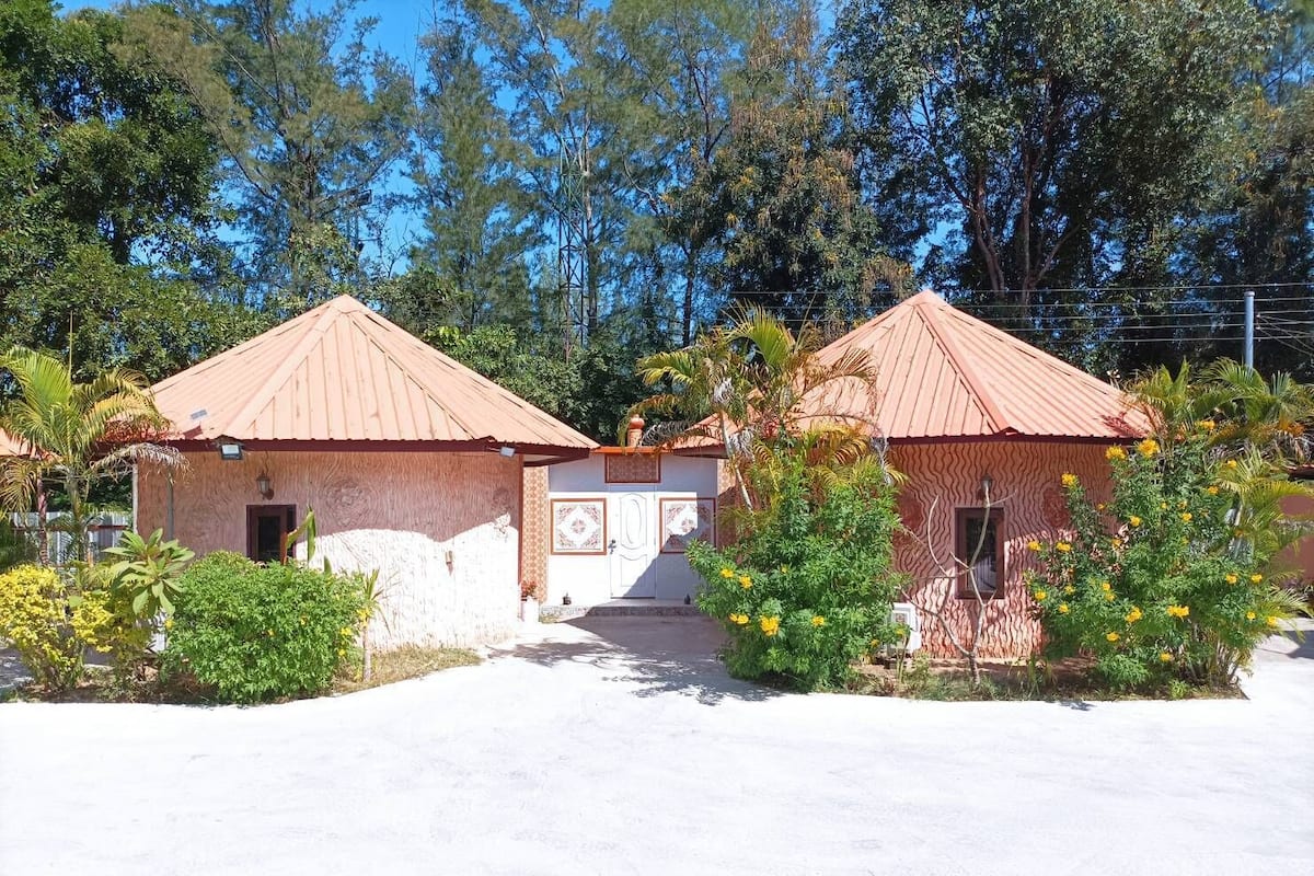 Casa na Árvore Executiva | Com decoração personalizada, com mobília individualizada, secretária