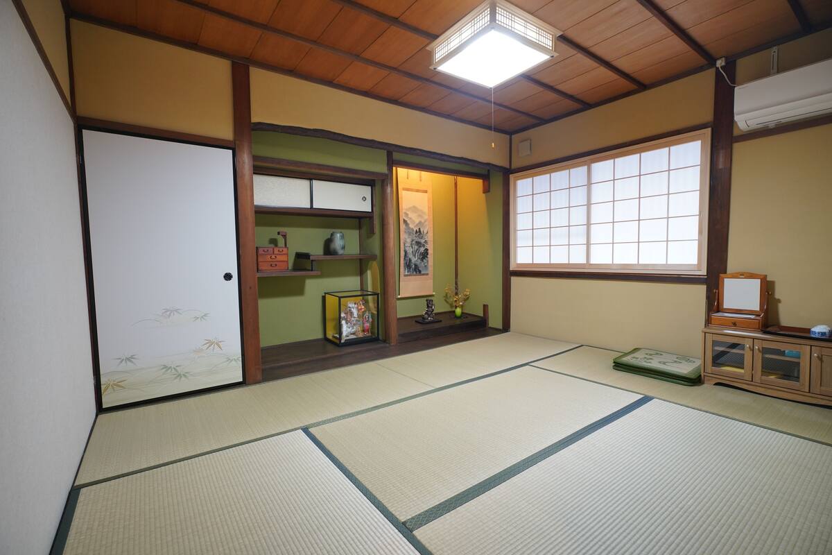 Um quarto japonês tradicional com tatames, portas deslizantes e um painel shoji.