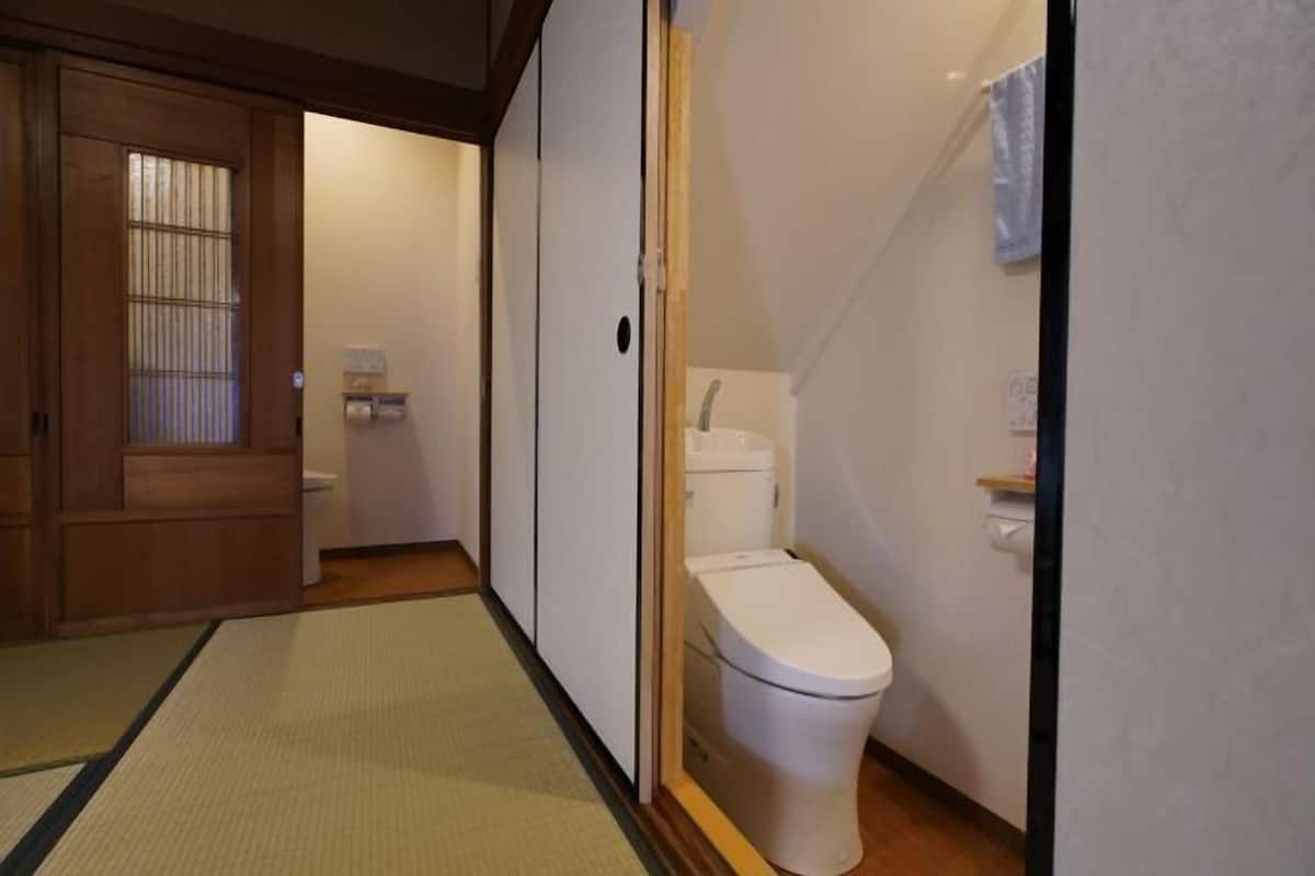 Casa de banho | Artigos de higiene pessoal grátis, um secador de cabelo, chinelos 