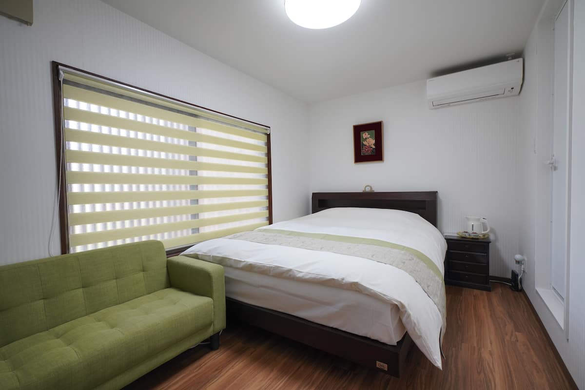 Quarto, 1 cama queen-size (2F,Western,Private,ShowerToilet,201) | Roupa de alta qualidade, edredões de penas, cortinas/cortinados opacos 