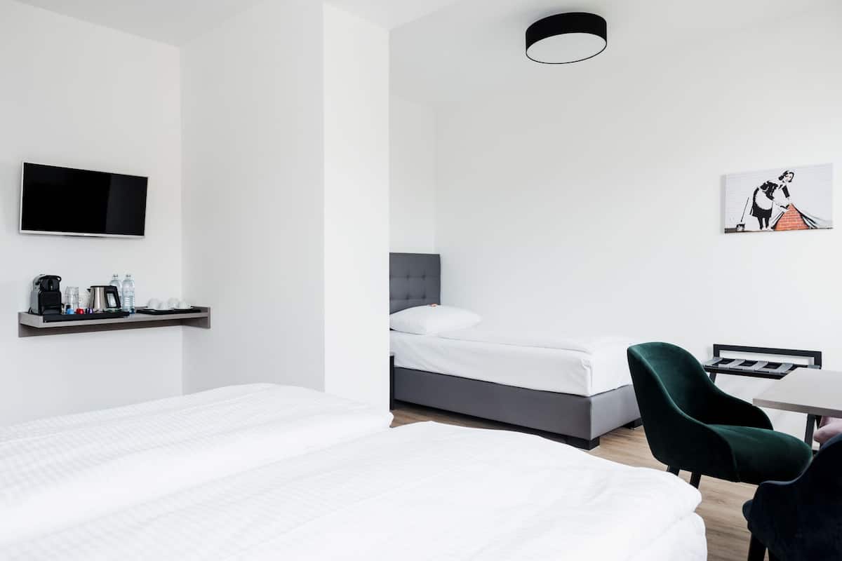 Quarto Triplo | Cofre no quarto, Wi-fi grátis, roupa de cama fornecida