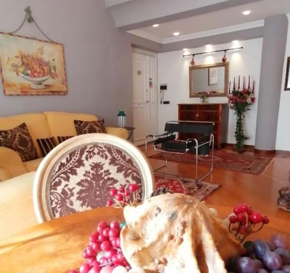 Televisor de 42 polegadas com canais digitais, colunas inteligentes 