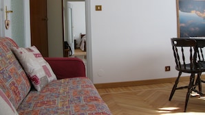 Apartamento, 2 quartos, varanda (Nazionale 131 Big) | Sala de estar | Televisor LCD de 28 polegadas com canais digitais, televisor 