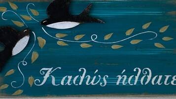 Um letreiro decorativo com orcas e o texto 'Kadis n'dara'.