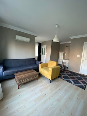 Suite, 1 quarto | Sala de estar | Televisor LCD