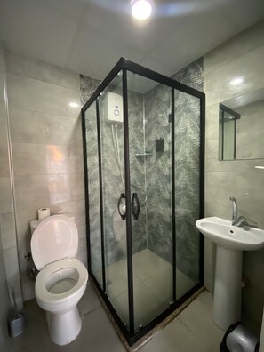 Um polibã, toalhas fornecidas, sabão, papel higiénico