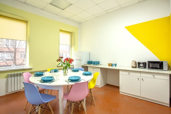 Um frigorífico no espaço comum, um micro-ondas no espaço comum 