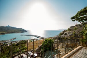 Quarto luxo, varanda coberta, vista para o mar | Ferros/tábuas de passar roupa, Wi-Fi de cortesia, roupa de cama