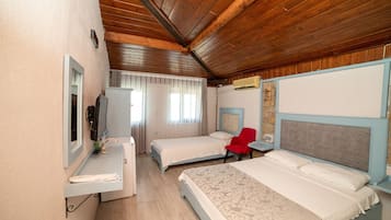 Quarto Triplo Standard, lanai (alpendre havaiano), Vista para a cidade | Ferro/tábua de engomar, Wi-fi grátis, roupa de cama fornecida