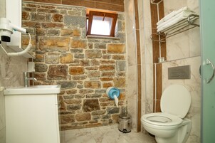 Quarto família, varanda coberta, vista para o mar | Banheiro | Chuveiro, ducha de hidromassagem, secador de cabelo, chinelos