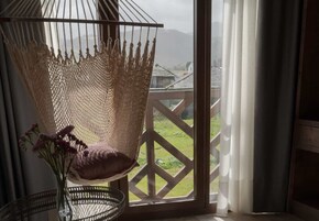 Quarto Premium | Cofre com capacidade para portátil, com decoração personalizada