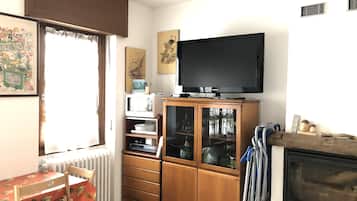 Apartamento, 2 quartos | Área de estar | TV de tela plana