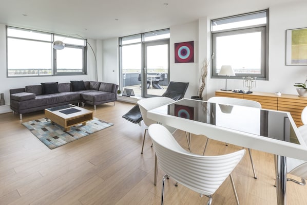 Penthouse de Luxo | Sala de estar | TV de ecrã plano