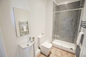 Apartamento | Casa de banho | Artigos de higiene pessoal grátis, um secador de cabelo 