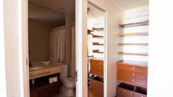 Apartamento, 1 cama de casal, casa de banho privativa | Casa de banho | Uma banheira de imersão total, um chuveiro fixo, um secador de cabelo