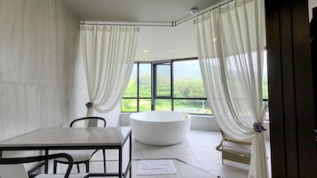 Special Suite | Casa de banho | Artigos de higiene pessoal grátis, um secador de cabelo, roupões 