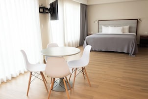 Estúdio Júnior, vista para a montanha | Sala de estar | Smart TV de 43 polegadas com canais por cabo, televisor