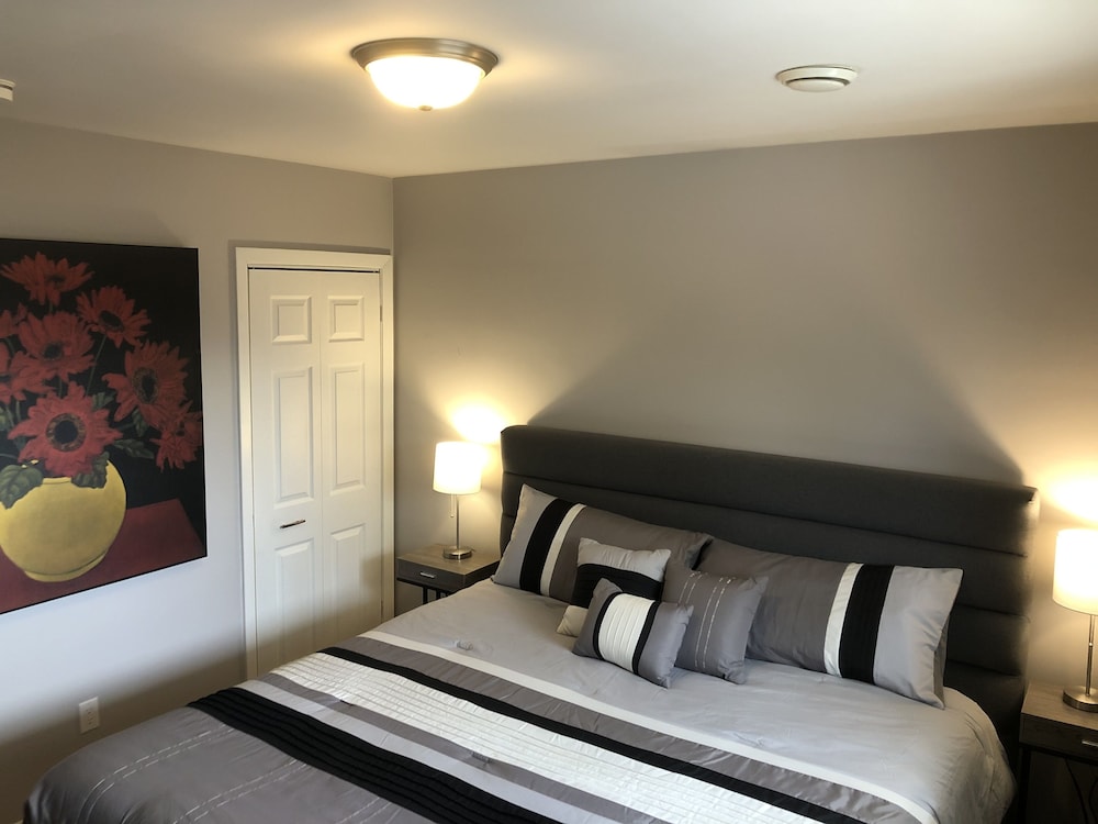 Niagara Executive Luxury - Huge, Warm, Cozy And Clean 3 Bed, 1 Bath Suitestay - Welland